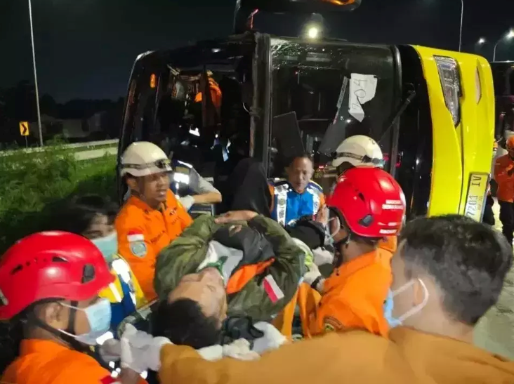 Xe buýt mất lái trên đường cao tốc khiến 16 người thiệt mạng: Xe không ...