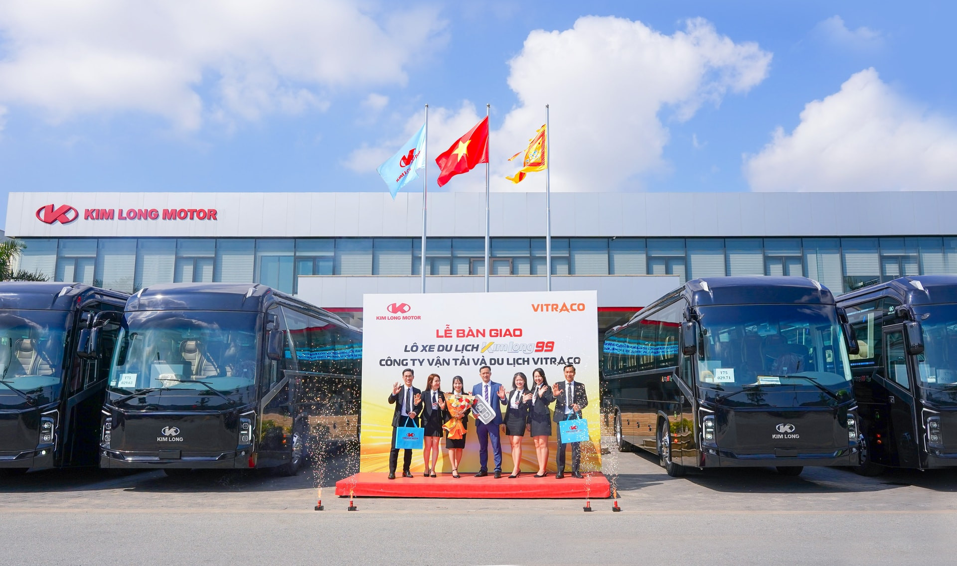 Hãng xe Việt Kim Long Motor bàn giao lô xe bus cao cấp cho doanh nghiệp ...