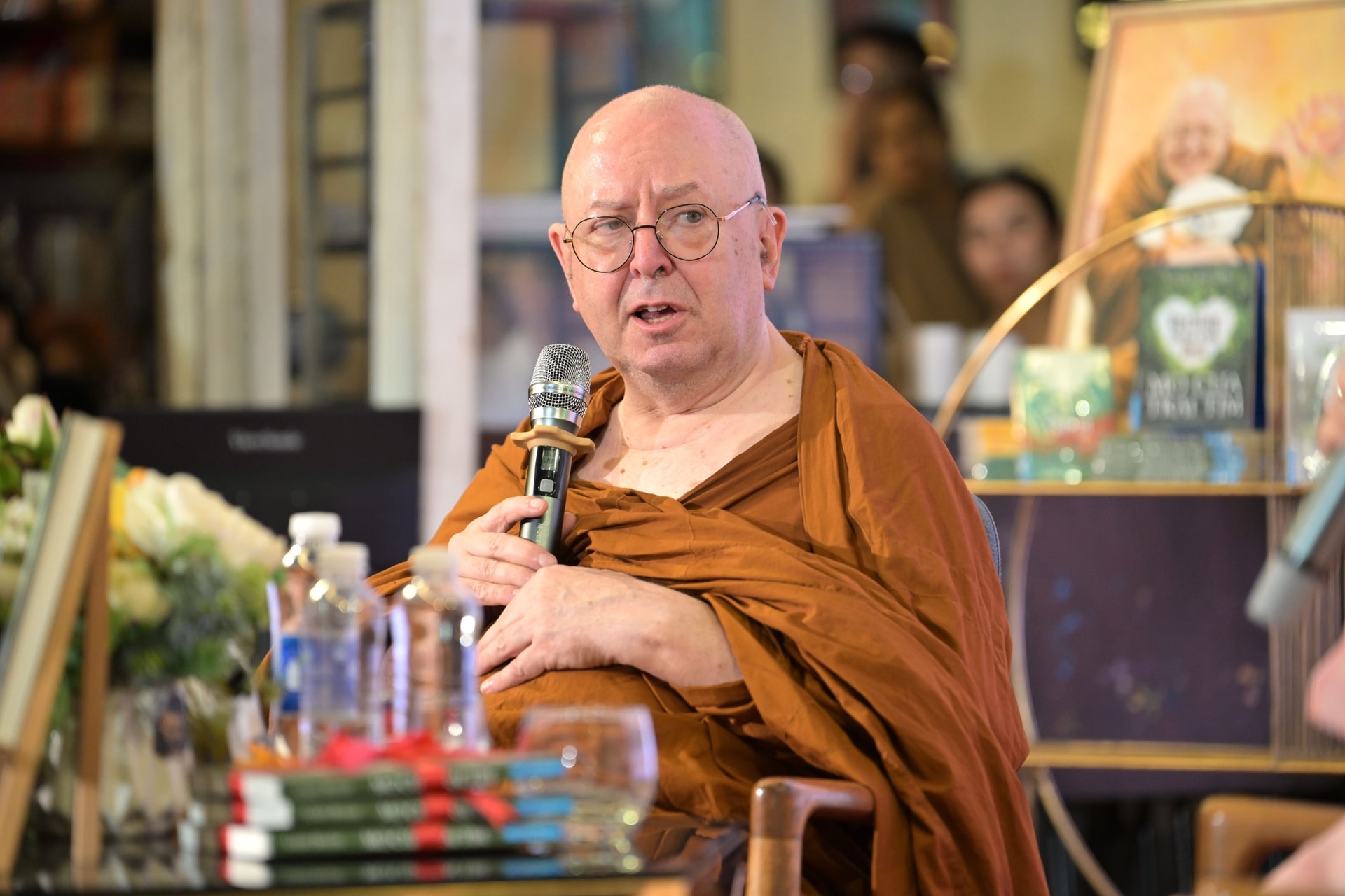 Đường sách chật kín người đón Thiền sư Ajahn Brahm