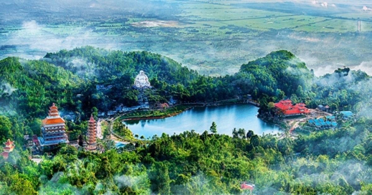 Vẻ đẹp tuyệt sắc linh thiêng của ngọn núi 705m cao nhất Đồng bằng sông ...