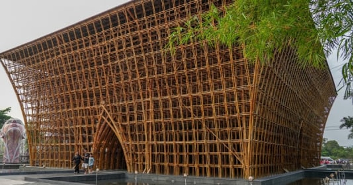 Nhà tre lớn nhất Việt Nam rộng 700m2, tạo nên từ 42.000 thân tre tầm ...