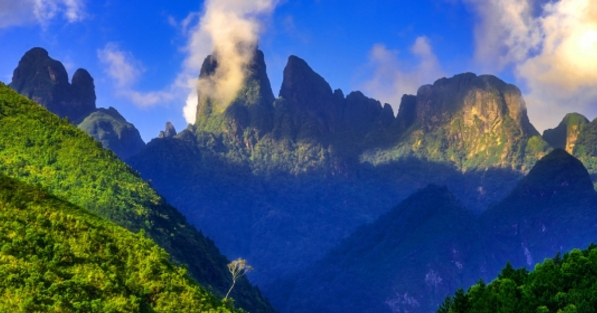 Chinh phục dãy núi đẹp nhất Tây Bắc, nơi sở hữu 5 ngọn núi nằm sát nhau ...