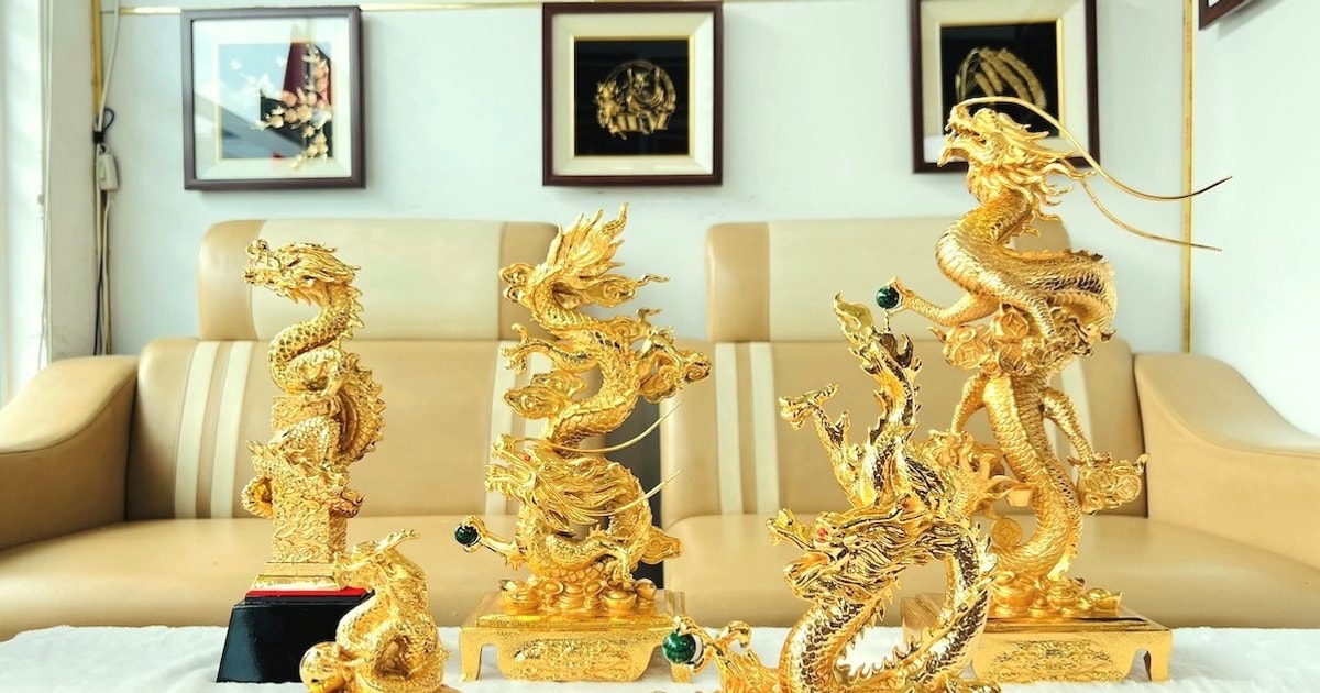 Tượng rồng, hoa lan dát vàng giá hàng chục triệu săn khách dịp Tết