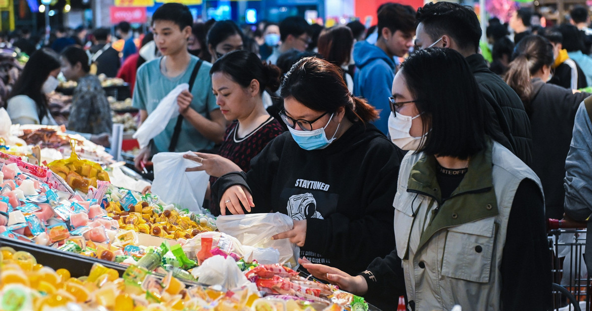 Dân ‘thắt lưng buộc bụng’, giỏ hàng Tết teo tóp nhiều - Báo Vietnamnet