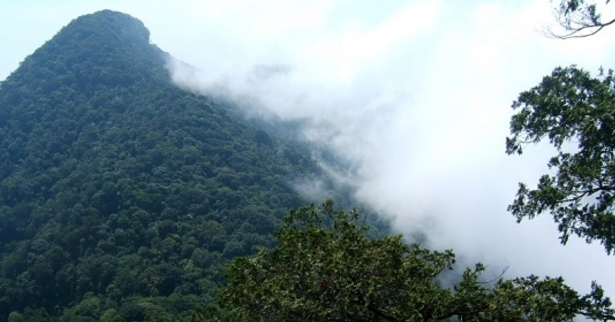 Khám phá ngọn núi có hình dạng độc lạ nổi tiếng linh thiêng nhất Việt ...