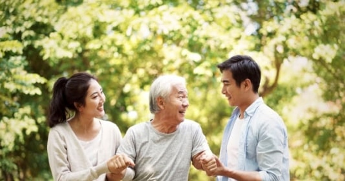 Con từ chối chăm sóc cha già, cháu ruột liền đón cụ ông về nuôi: 5 năm ...