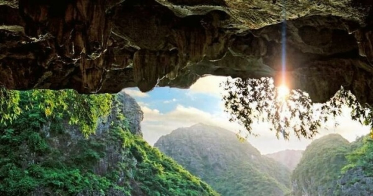 Hang động dài 100m nơi 'đảo ngọc' của miền Bắc Việt Nam được bao quanh ...