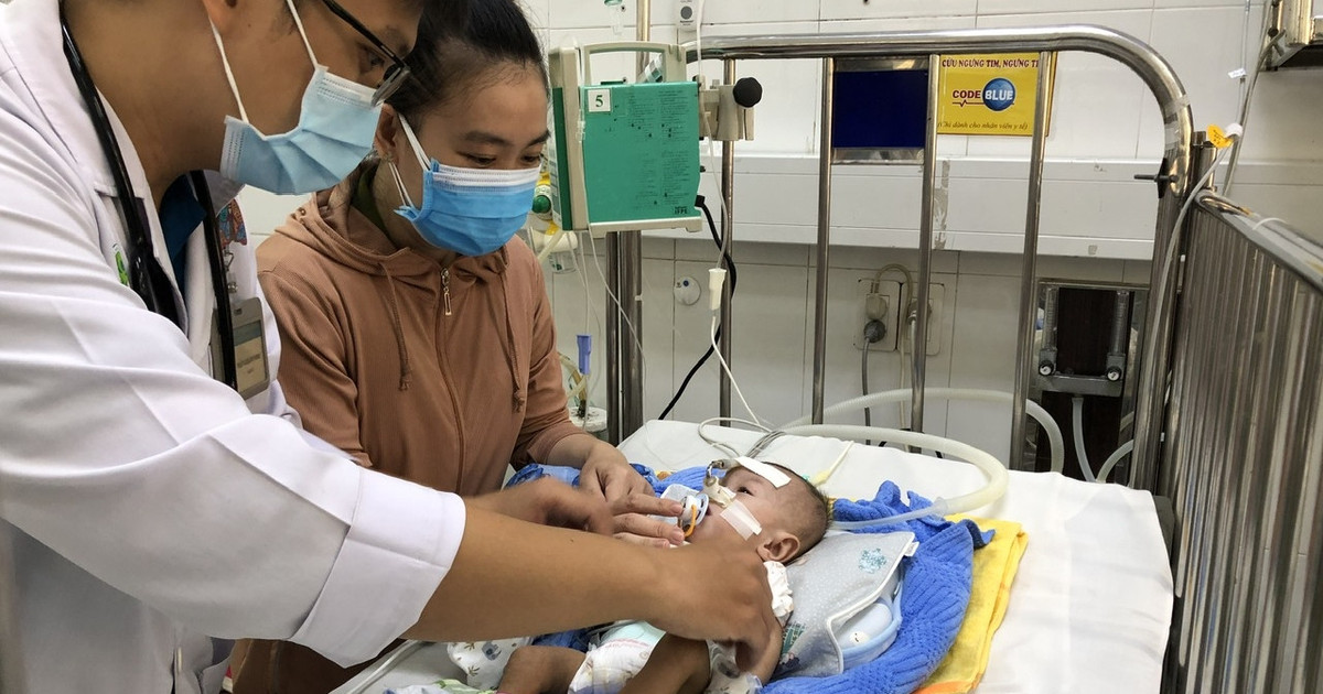 Sốt 2-3 ngày trẻ đã tím tái khó thở, cảnh báo dịch hô hấp vào mùa