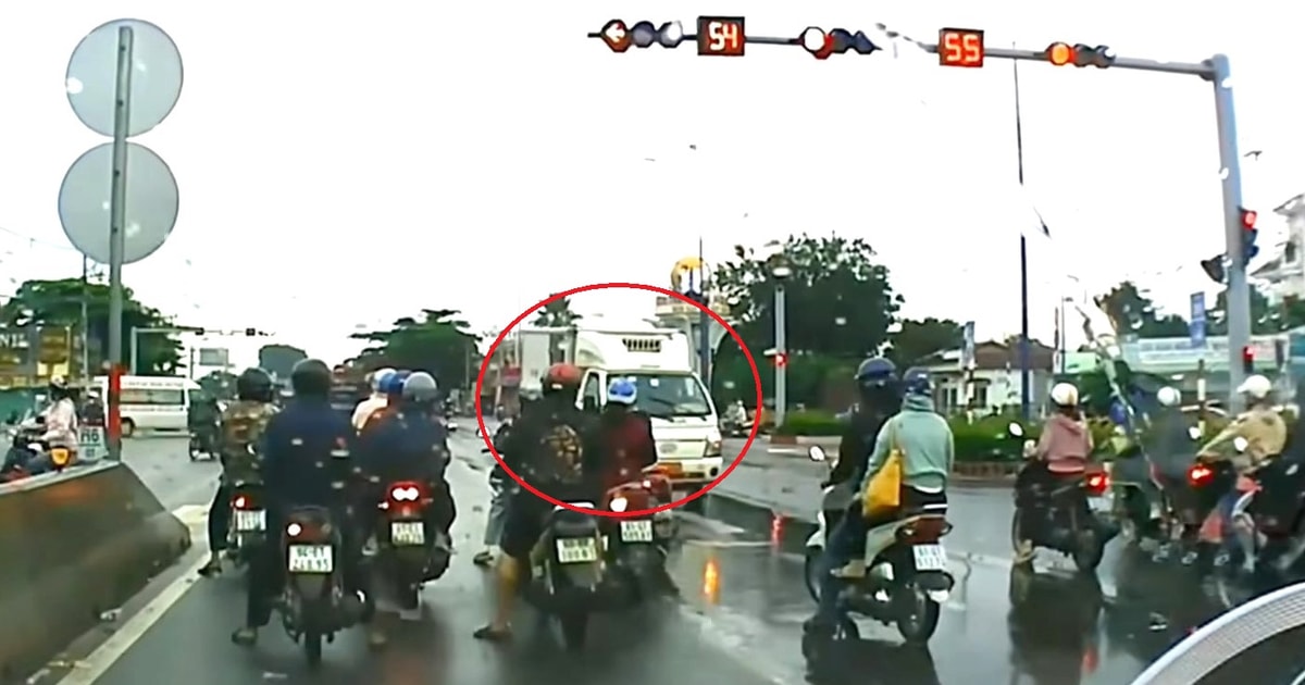 Clip xe tải chạy ngược chiều chen giữa loạt xe máy đang dừng đèn đỏ gây ...