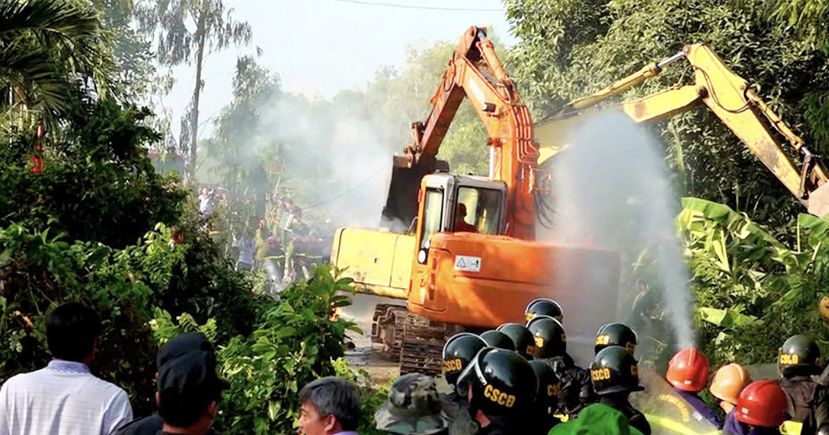 6 người trong một gia đình bị bắt vì ném ‘bom xăng’ đoàn cưỡng chế thu ...