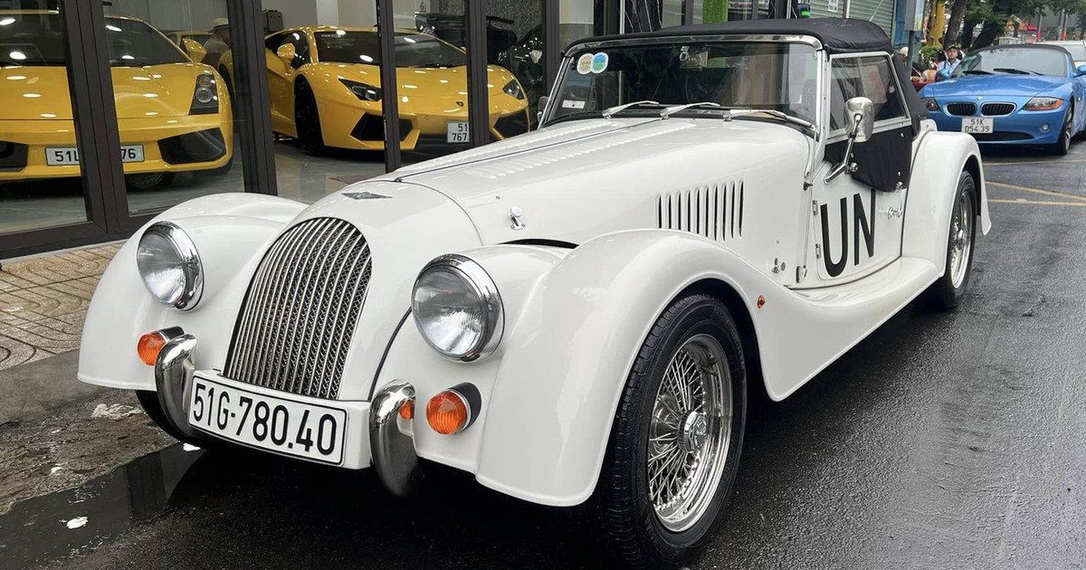 Ông Đặng Lê Nguyên Vũ lần đầu mang xe mui trần Morgan ra phố sau 10 năm ...