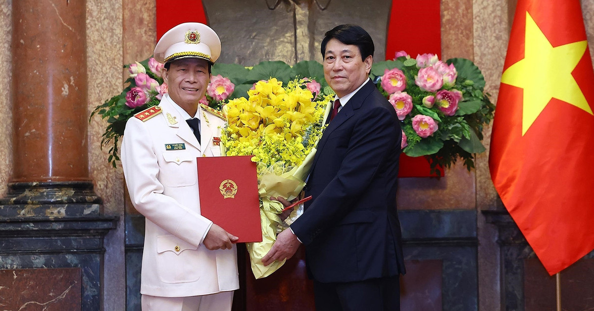 Chủ tịch nước trao quyết định thăng hàm Thượng tướng đối với ông Lê Quốc Hùng