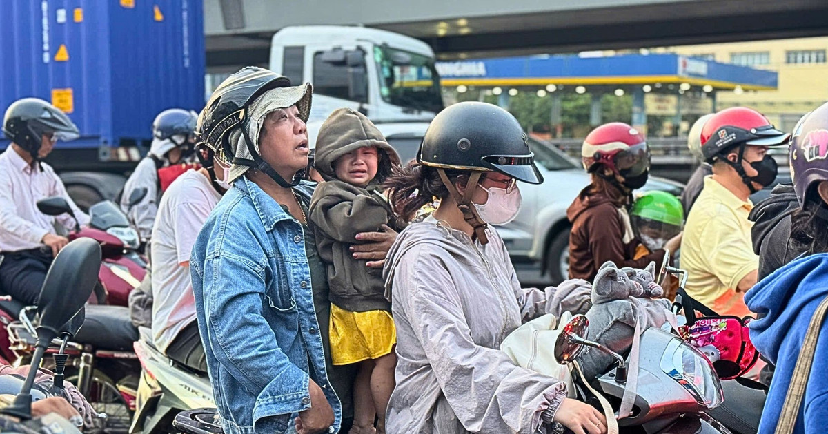 Về quê ăn Tết, người lớn và trẻ nhỏ kiên nhẫn vượt ùn tắc ở cửa ngõ TPHCM