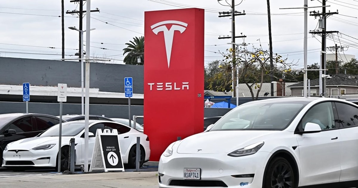 Buồn của Elon Musk: Xe Tesla bị bán tống bán tháo, người phản đối liên ...