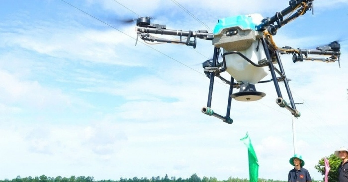 Nông dân miền Tây thoát cảnh lấm lem, cầm remote phun thuốc bón ruộng ...