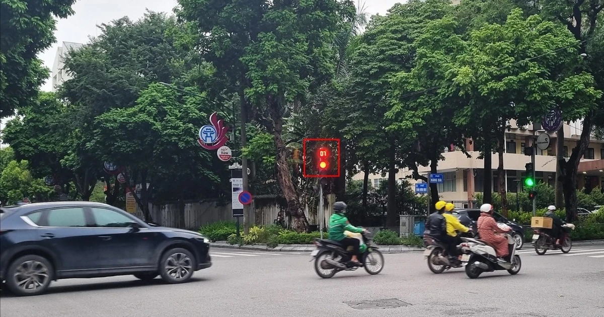 Xuất hiện cột đèn giao thông có đèn đếm lùi 8 giây ở Hà Nội