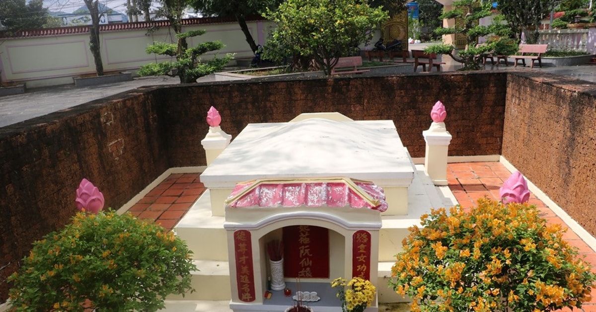 Ngôi mộ cổ gần 270 năm của người phụ nữ duy nhất Việt Nam từng được lấy ...