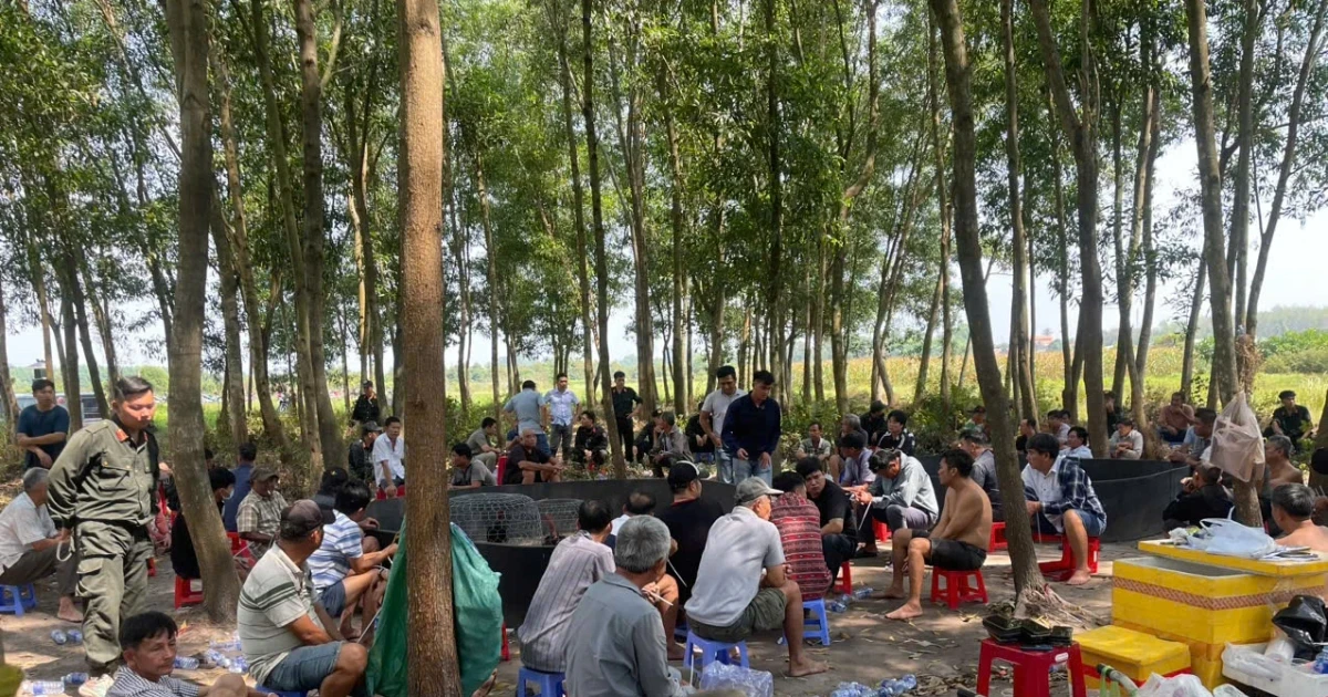 Cảnh sát ập vào bắt 61 người, thu giữ 58 xe máy, 47 điện thoại di động ...