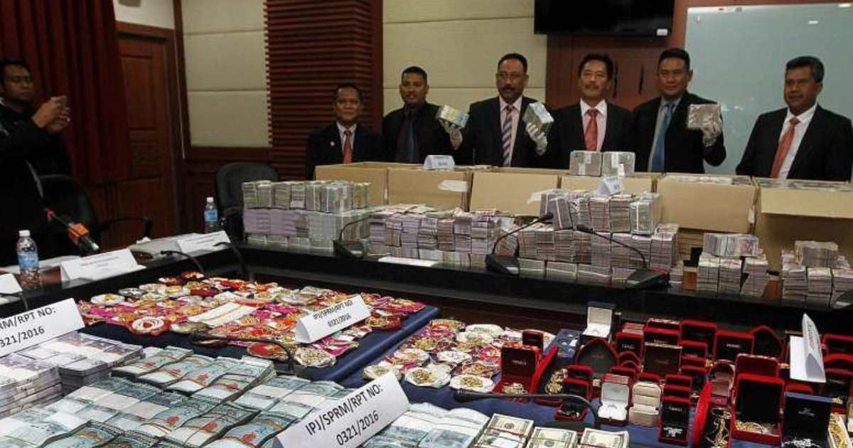 Khám xét khẩn cấp, tịch thu 6 két sắt, 127 sổ đỏ, 337 tỷ tiền mặt, 9 xe ...