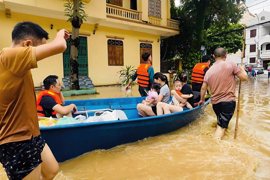 Nước lũ sông Cầu dâng cao, TP Thái Nguyên bị ngập lụt