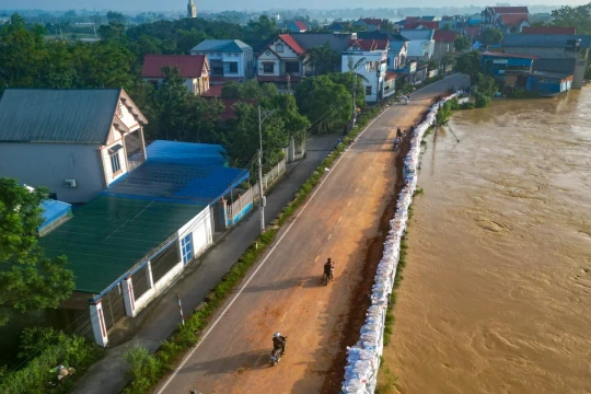 Lũ trên sông Cầu vẫn đặc biệt lớn, ngập lụt còn kéo dài