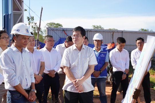 Sau 2 tháng khởi công, lãnh đạo tỉnh trực tiếp thị sát công trường sân ...